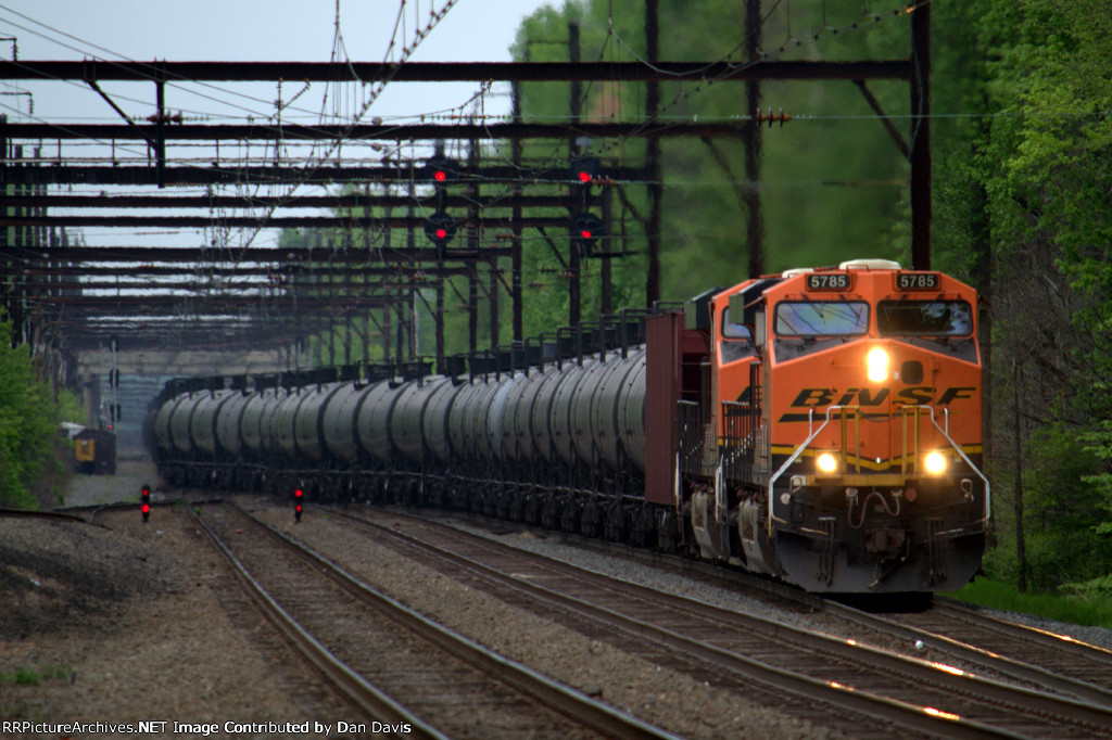BNSF ES44AC 5785 leads K042